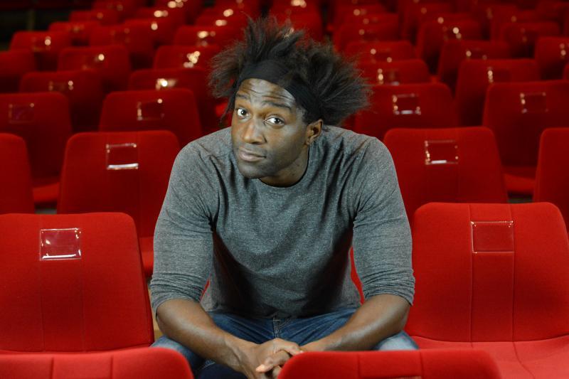 Kamini explique sa drôle de vie à L’Escalier du rire d’Albert | Action ...