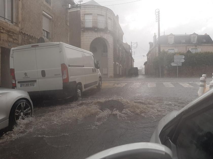 Le centre-ville de Civray sous les eaux | Caracterres