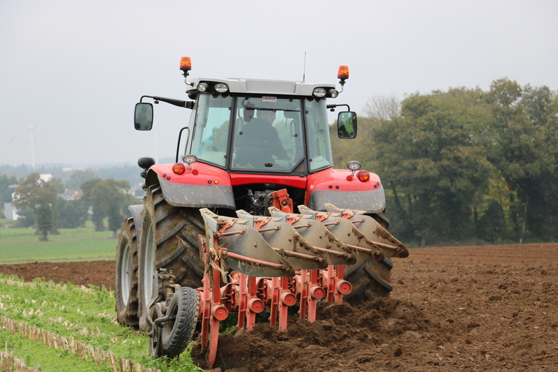 Massey Ferguson 6715 S Dyna-VT : « Un tracteur stable au champ comme ...