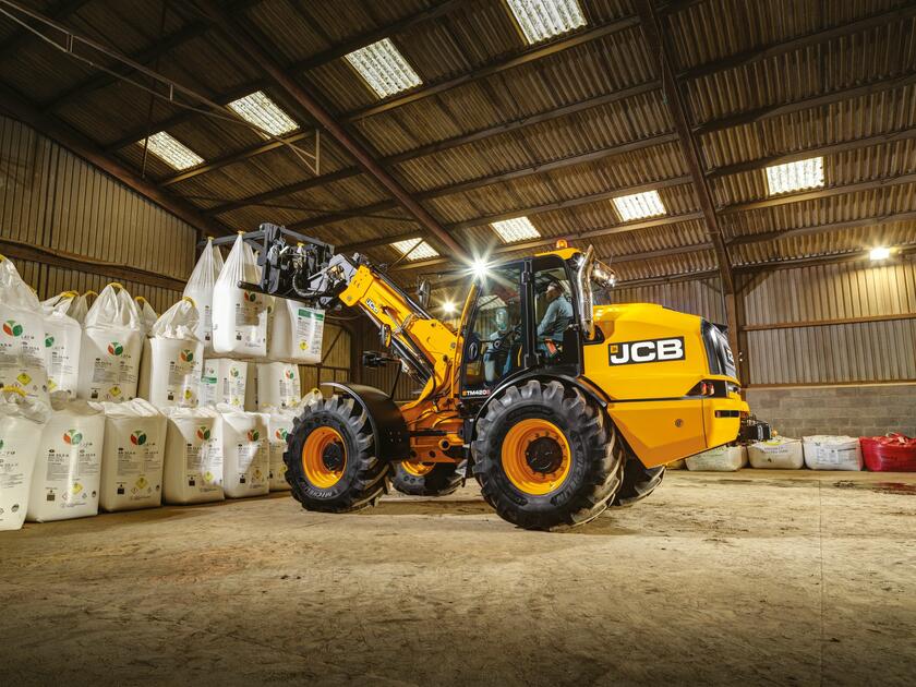 [VIDEO]- JCB - La gamme de chargeuses articulées télescopiques Telemaster s'agrandit par le haut ...