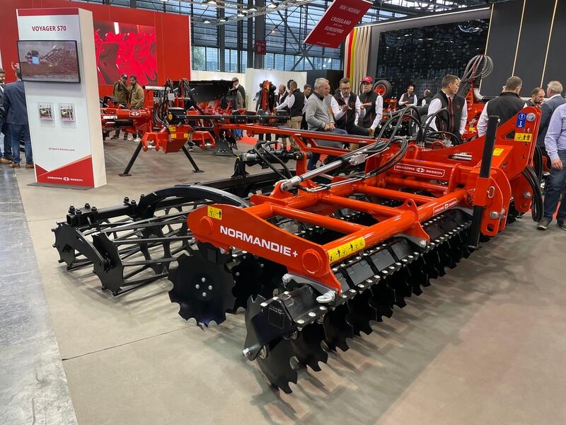 [SIMA 2022] Grégoire Besson - Le déchaumeur Normandie + adapté aux ...