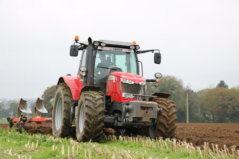 Massey Ferguson 6715 S Dyna-VT : « Un tracteur stable au champ comme ...