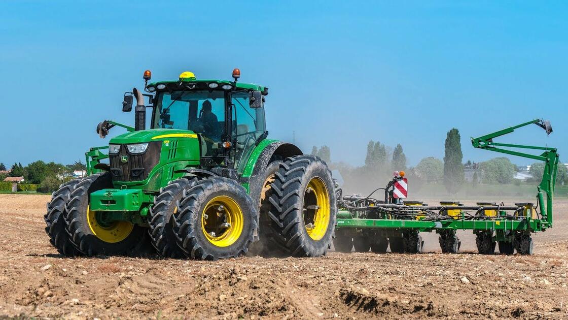 Un semoir monograine de 12 rangs au maïs | Réussir machinisme