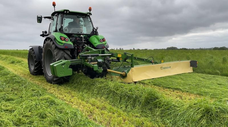 Krone - Une faucheuse portée de 4,50 mètres à contrepoids mobile ...