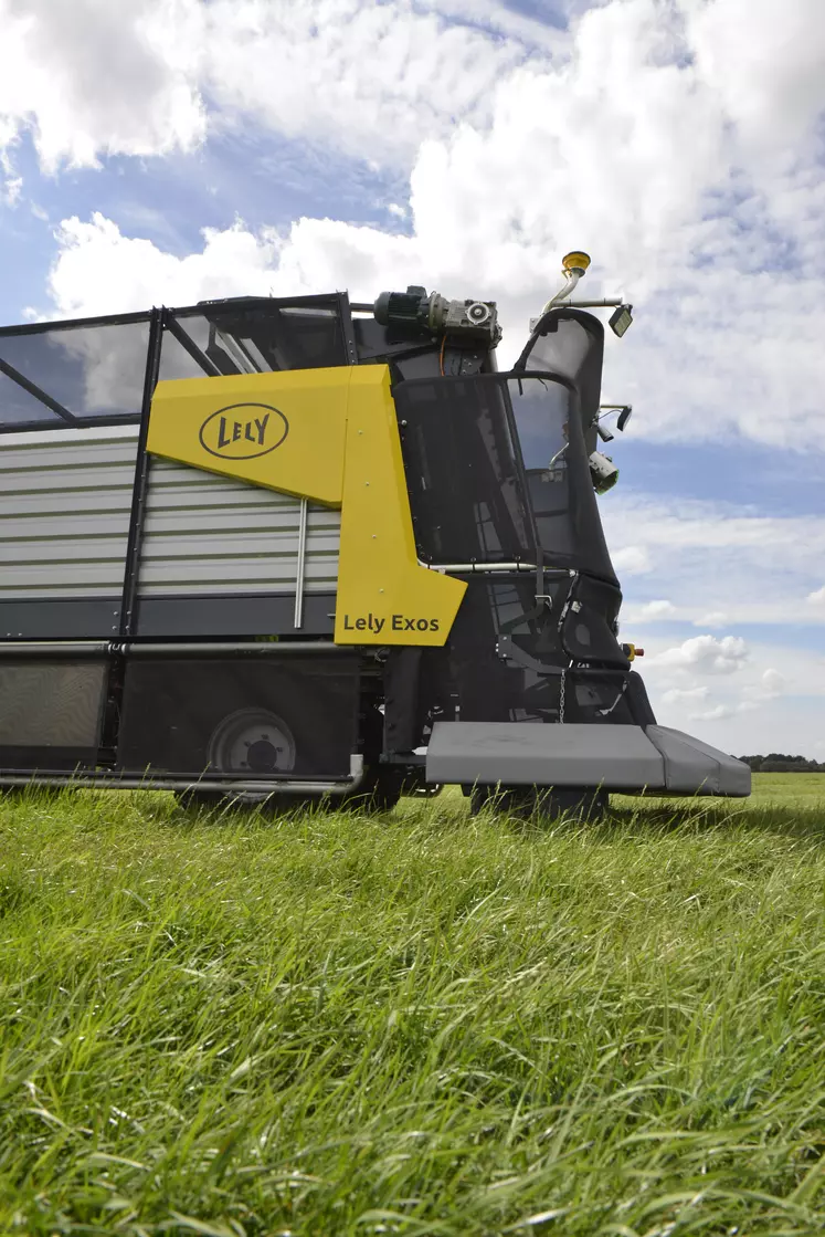 [VIDEO] - Lely - Le robot d’affouragement Exos coupe l’herbe et la ...