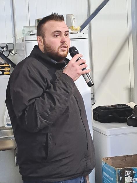 Valentin Guigon élève des poulets et les commercialise localement | Agriculture Massif central ...