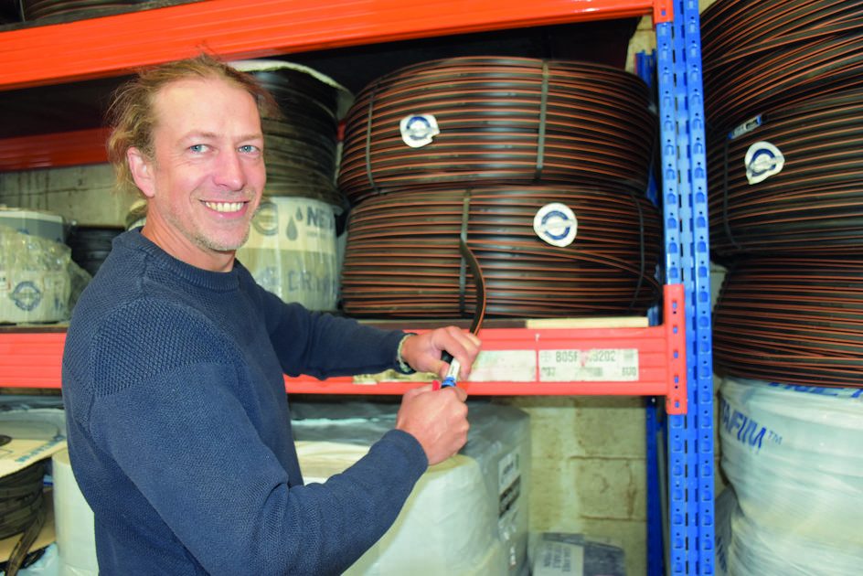 Le goutte-à-goutte enterré sur butte en pommes de terre de consommation ...