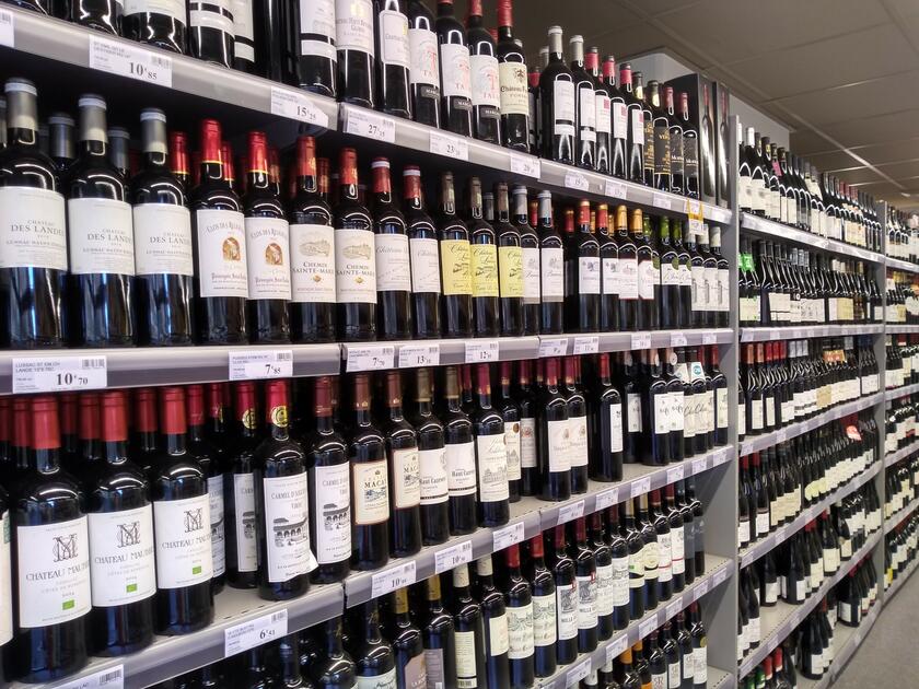 Les ventes de vin peinent en grande distribution en début d’année ...